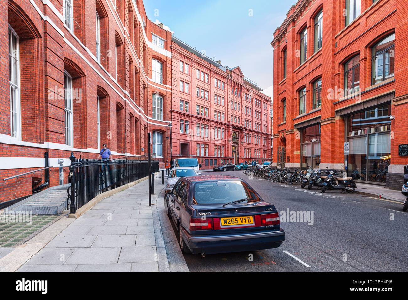 London traditional red brick buildings hi-res stock photography and ...
