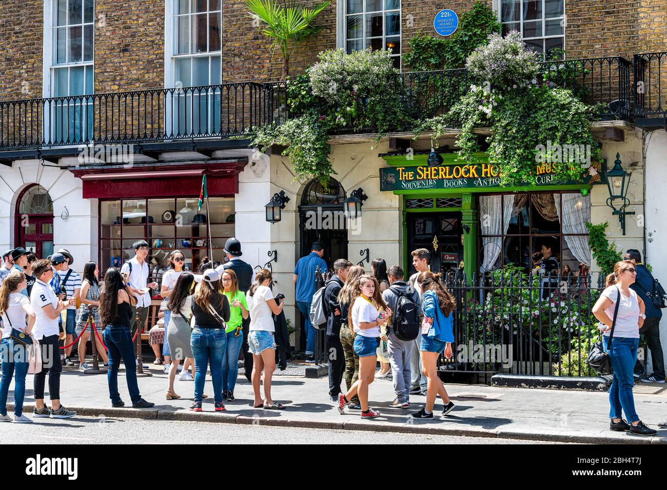 Sherlock holmes museum queue hi-res stock photography and images - Alamy