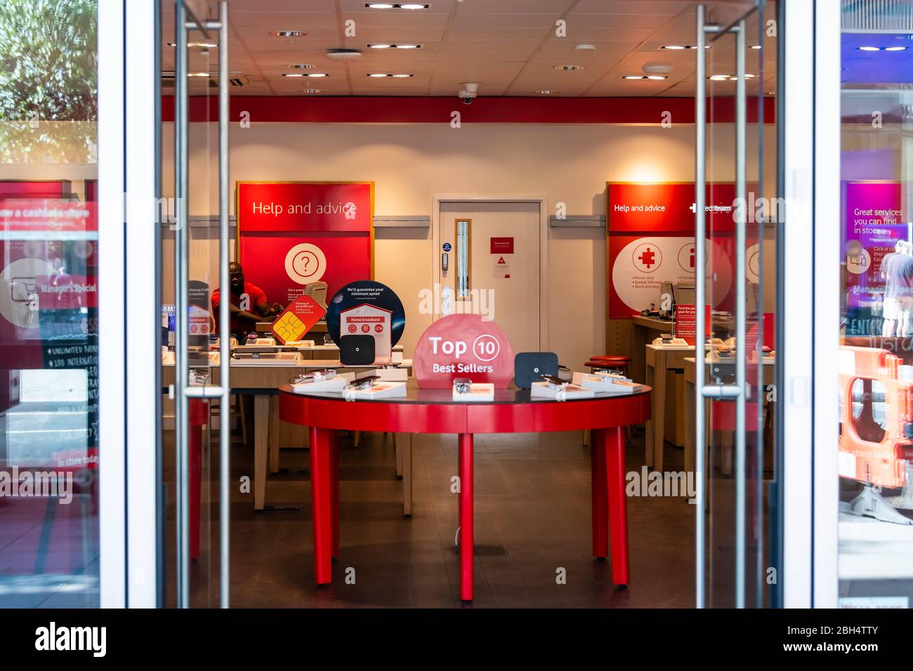 Vodafone shop and people hi-res stock photography and images - Alamy