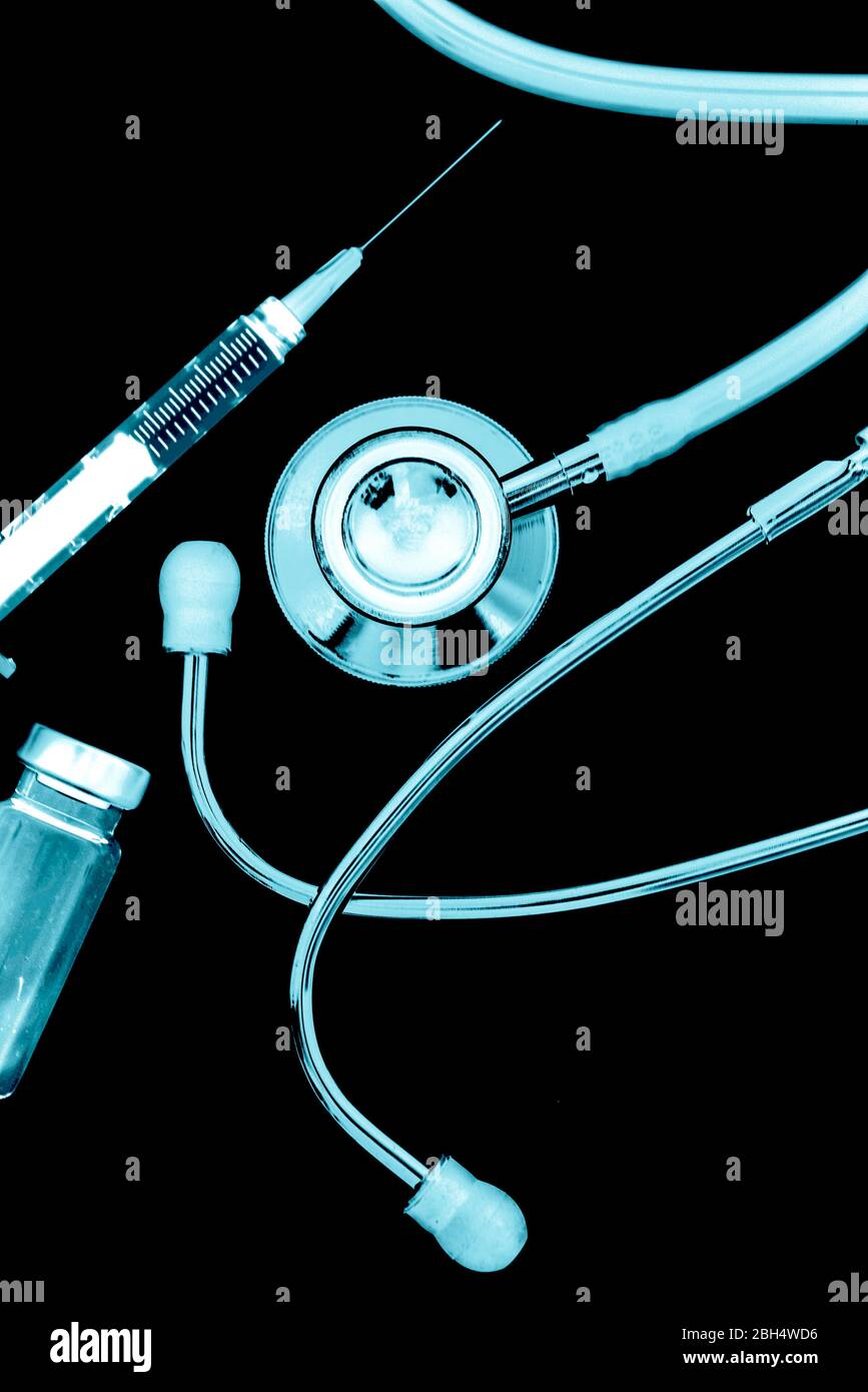 Stethoscope, needle and vile Stock Photo - Alamy