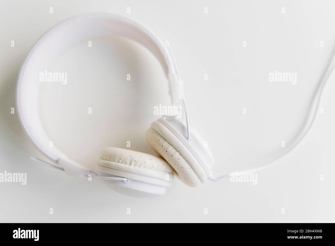 Shot white hi-res stock photography and images - Alamy