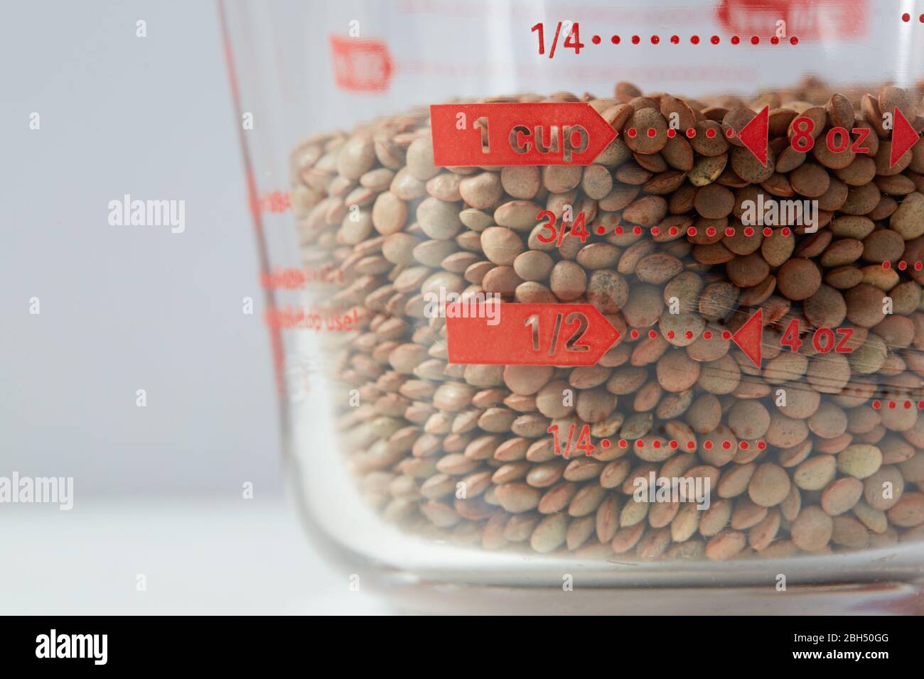 Lentils in measuring cup Stock Photo - Alamy