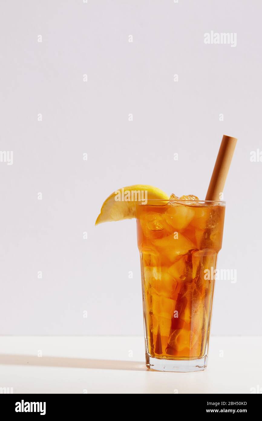 Iced tea in cup with sliced lemon Stock Photo - Alamy