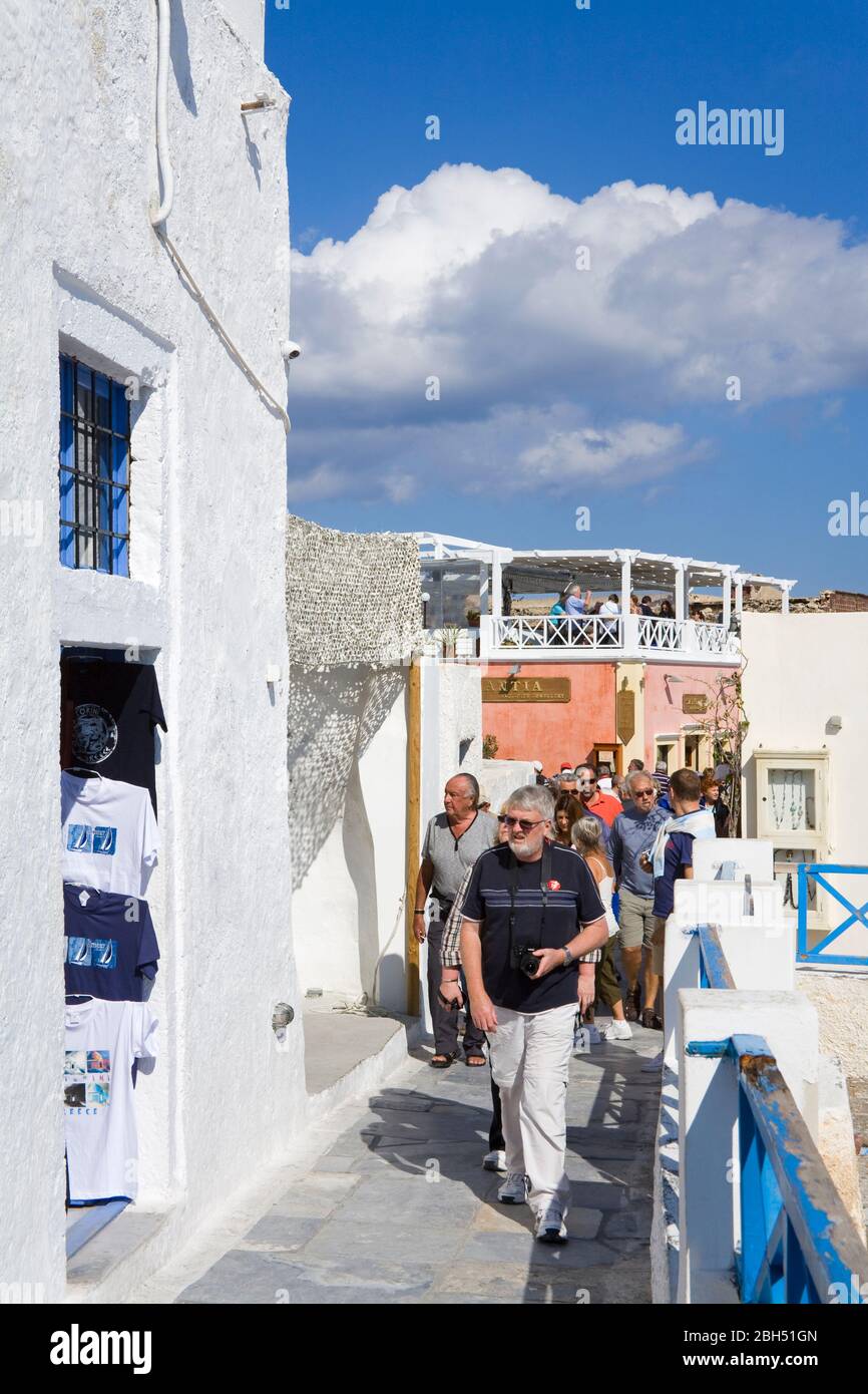 Shopping in oia santorini greece hi-res stock photography and images ...
