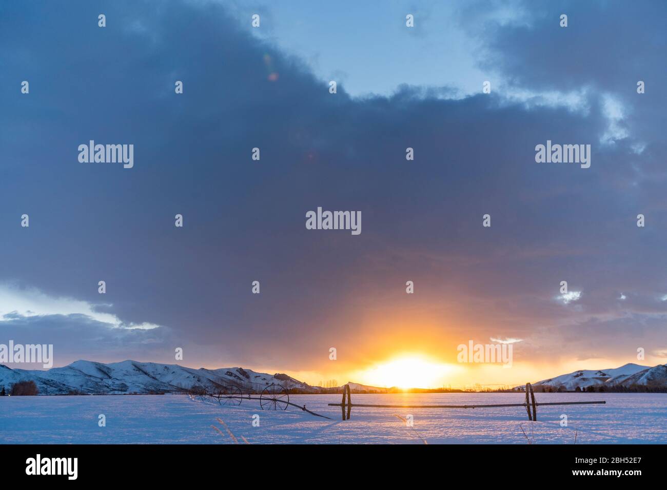 Field sunrise snow hi-res stock photography and images - Alamy