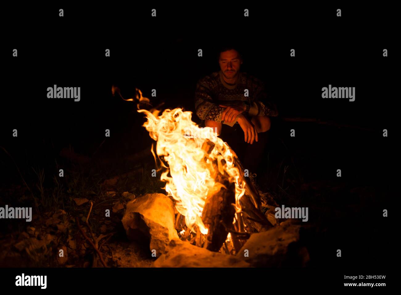 People sitting fire night hi-res stock photography and images - Alamy