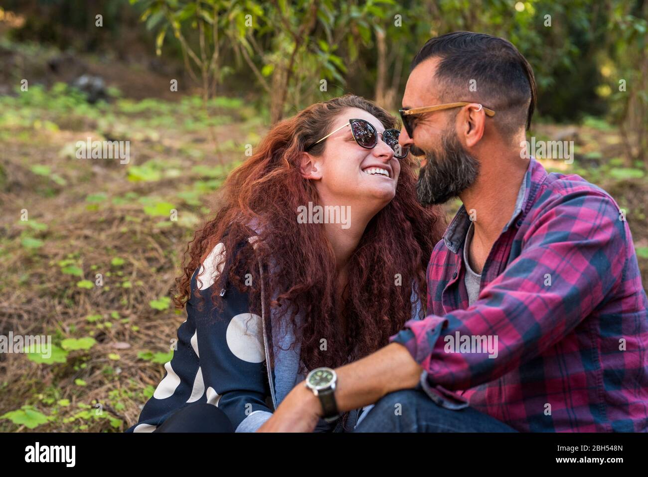 Two people sitting outdoors hi-res stock photography and images - Alamy