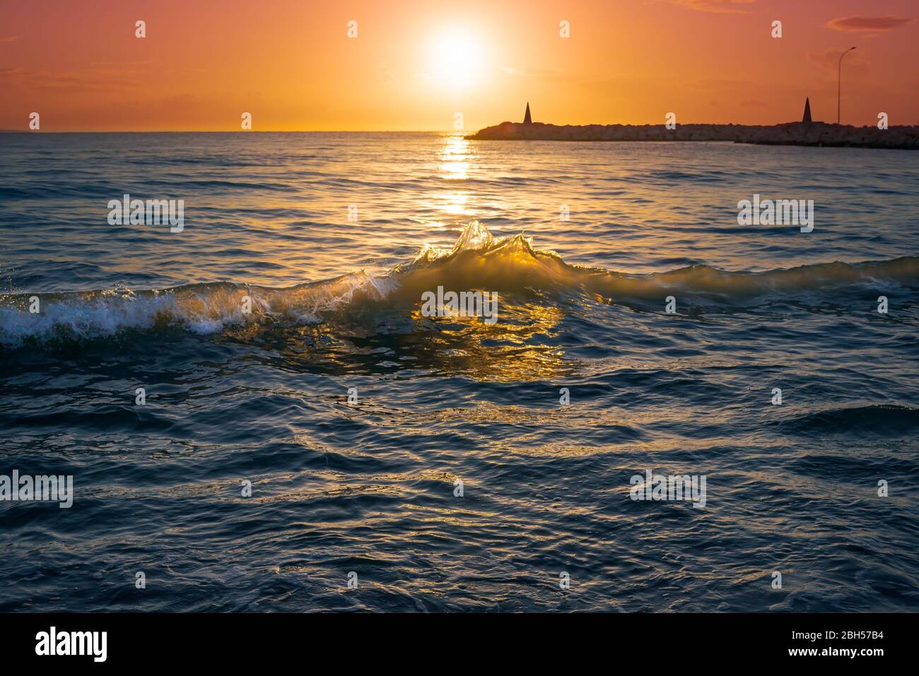 Dramatic sunrise over sea waves. Sun over the horizon, beautiful ocean ...