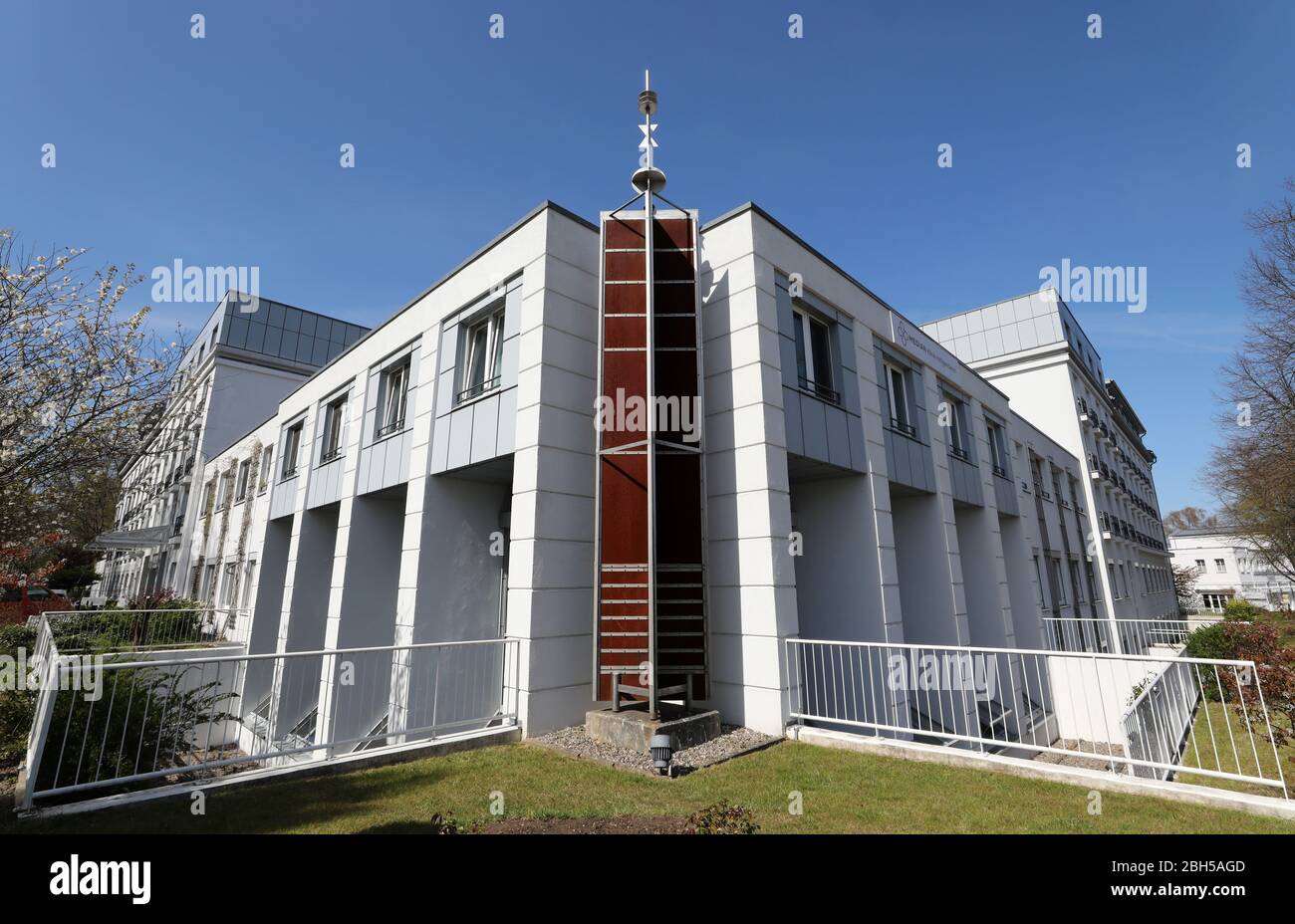 Median follow up hi-res stock photography and images - Alamy
