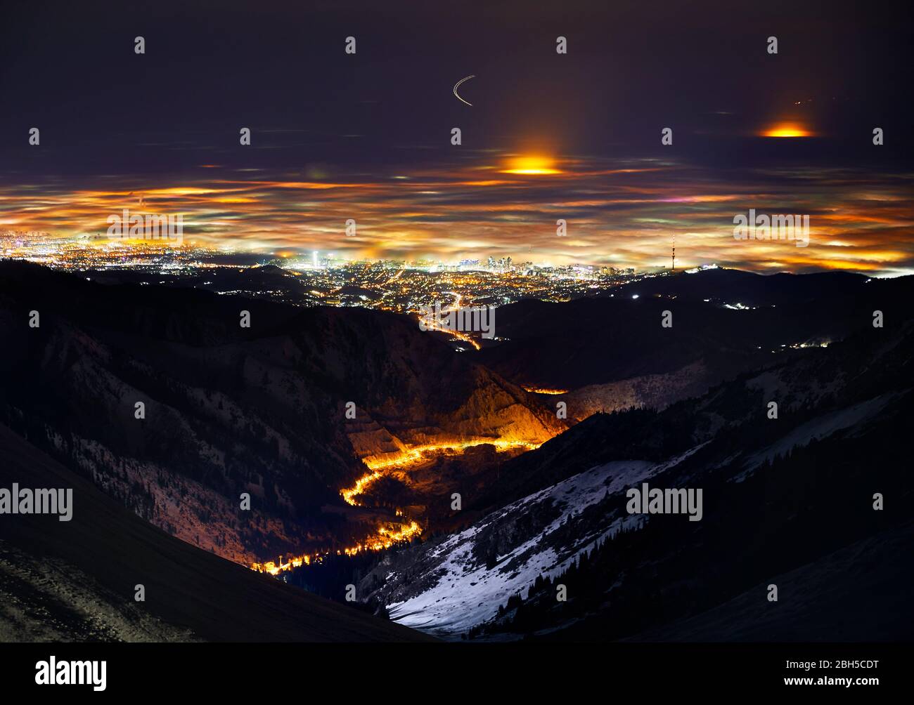 City lights from plane hi-res stock photography and images - Alamy