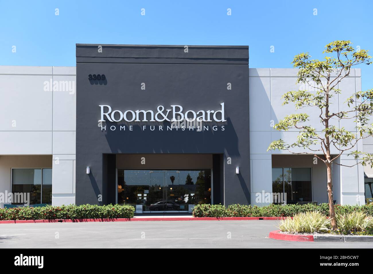 COSTA MESA, CALIFORNIA - 23 APRIL 2020: Room and Board at the South ...