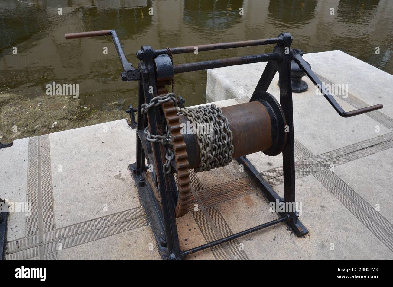 Chain spool hi-res stock photography and images - Alamy