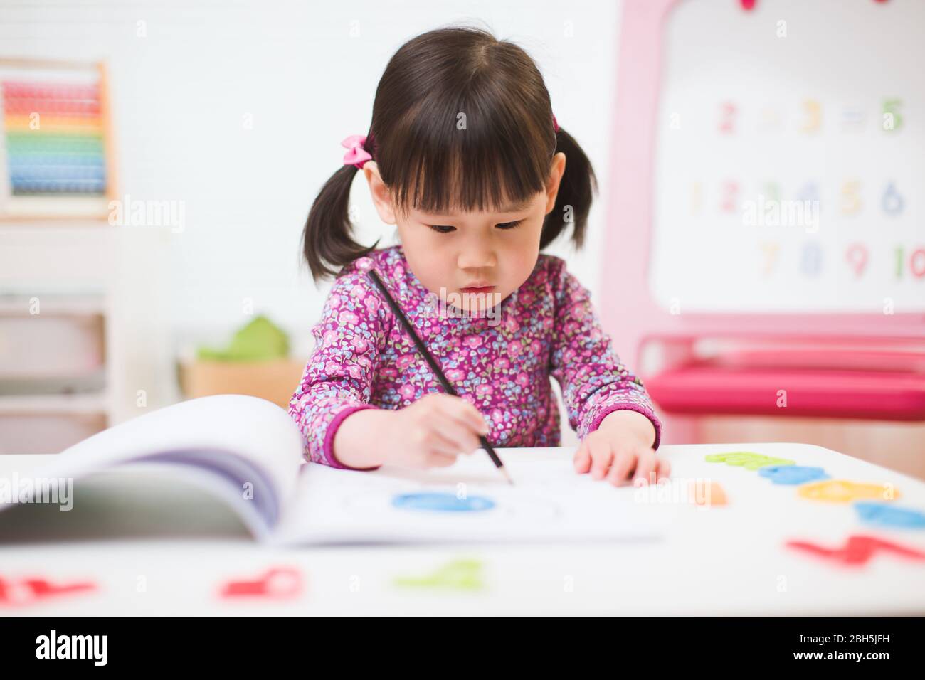 Kids writing japanese letters hi-res stock photography and images - Alamy