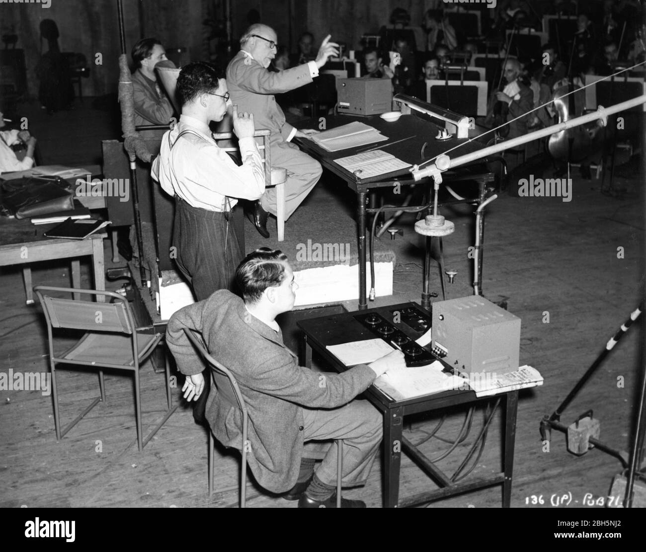 Beecham conducting hi-res stock photography and images - Alamy