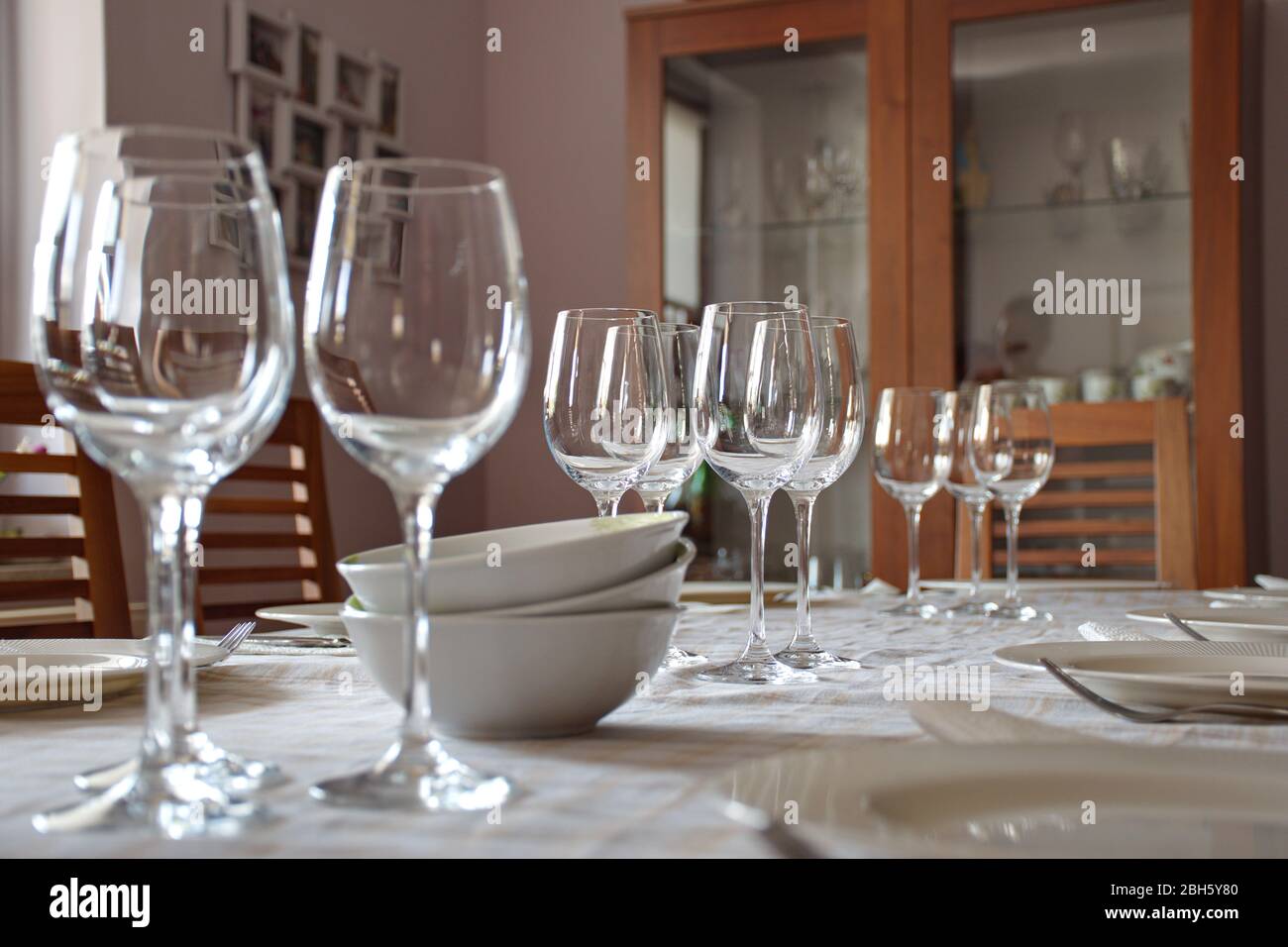 Dinner party scene hi-res stock photography and images - Alamy