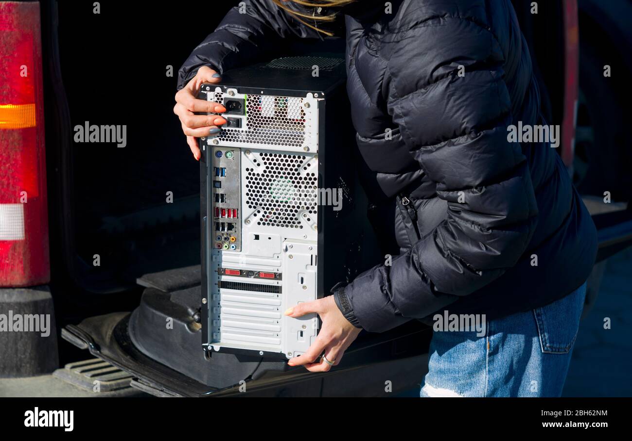 Outdoor shot of a woman loading computer into a car Stock Photo - Alamy