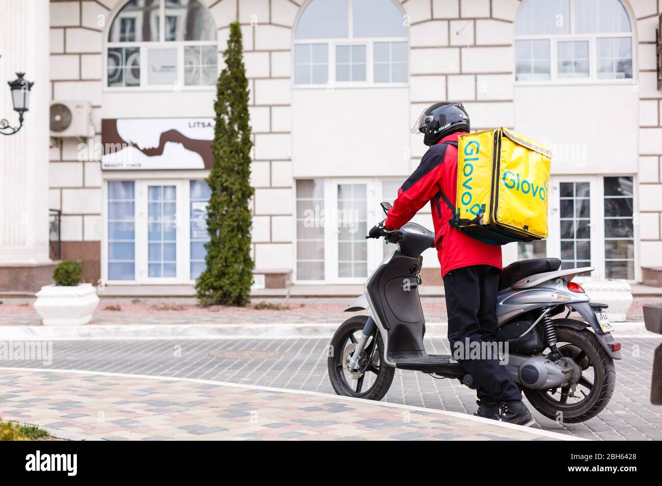 Food delivery personnel hi-res stock photography and images - Alamy