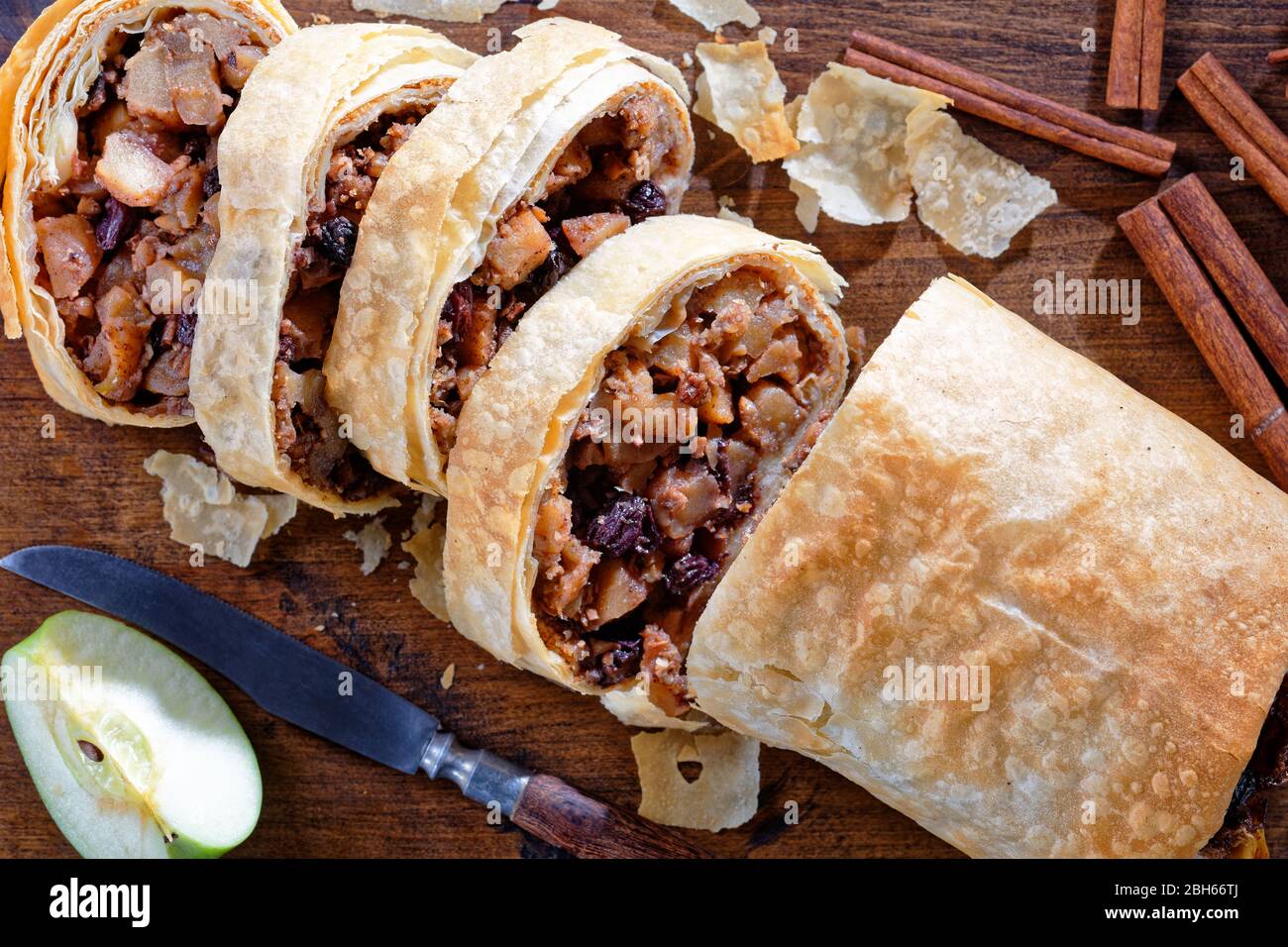 Strudel dough hi-res stock photography and images - Alamy
