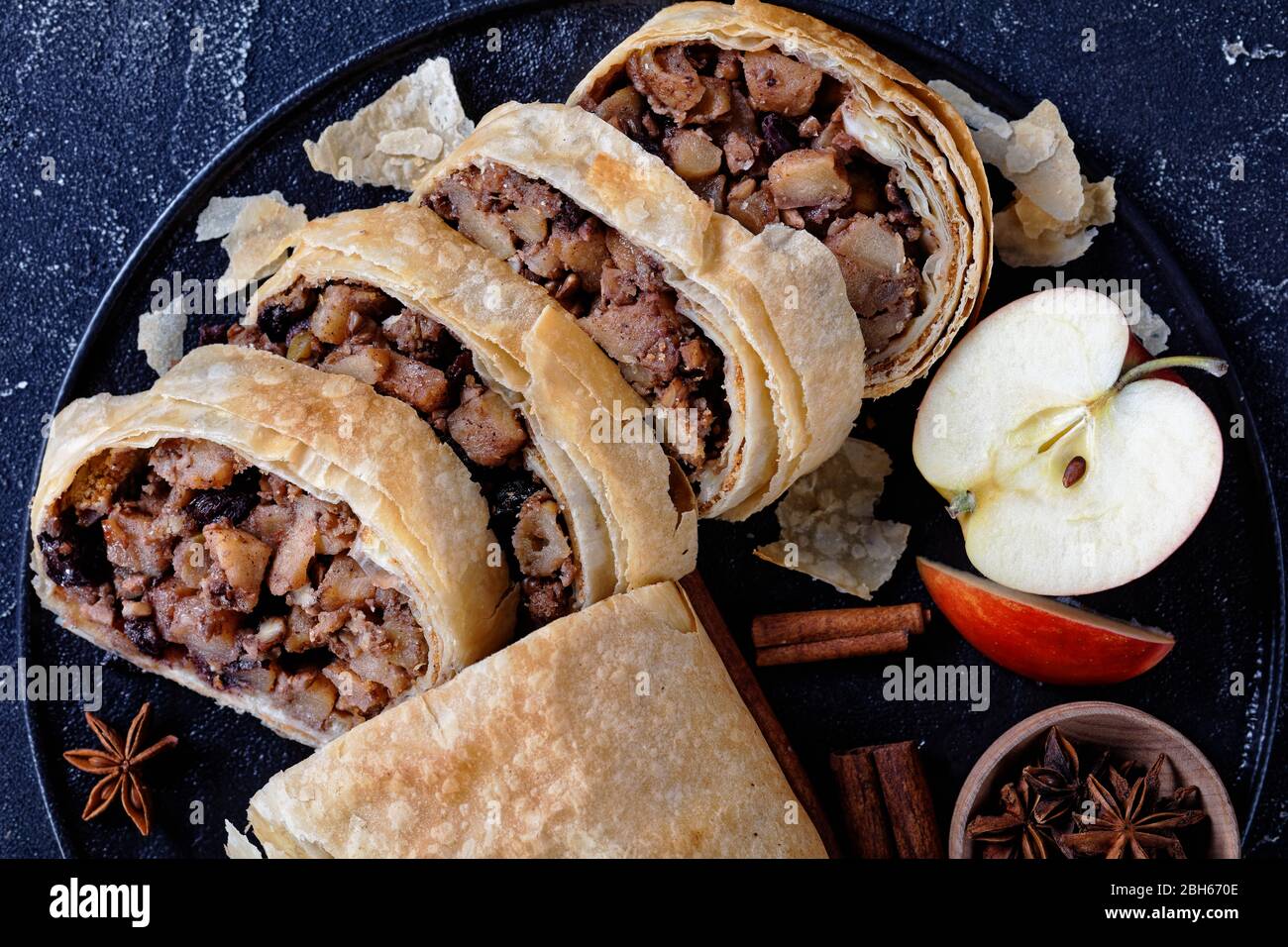 Filo pastry dough hi-res stock photography and images - Alamy