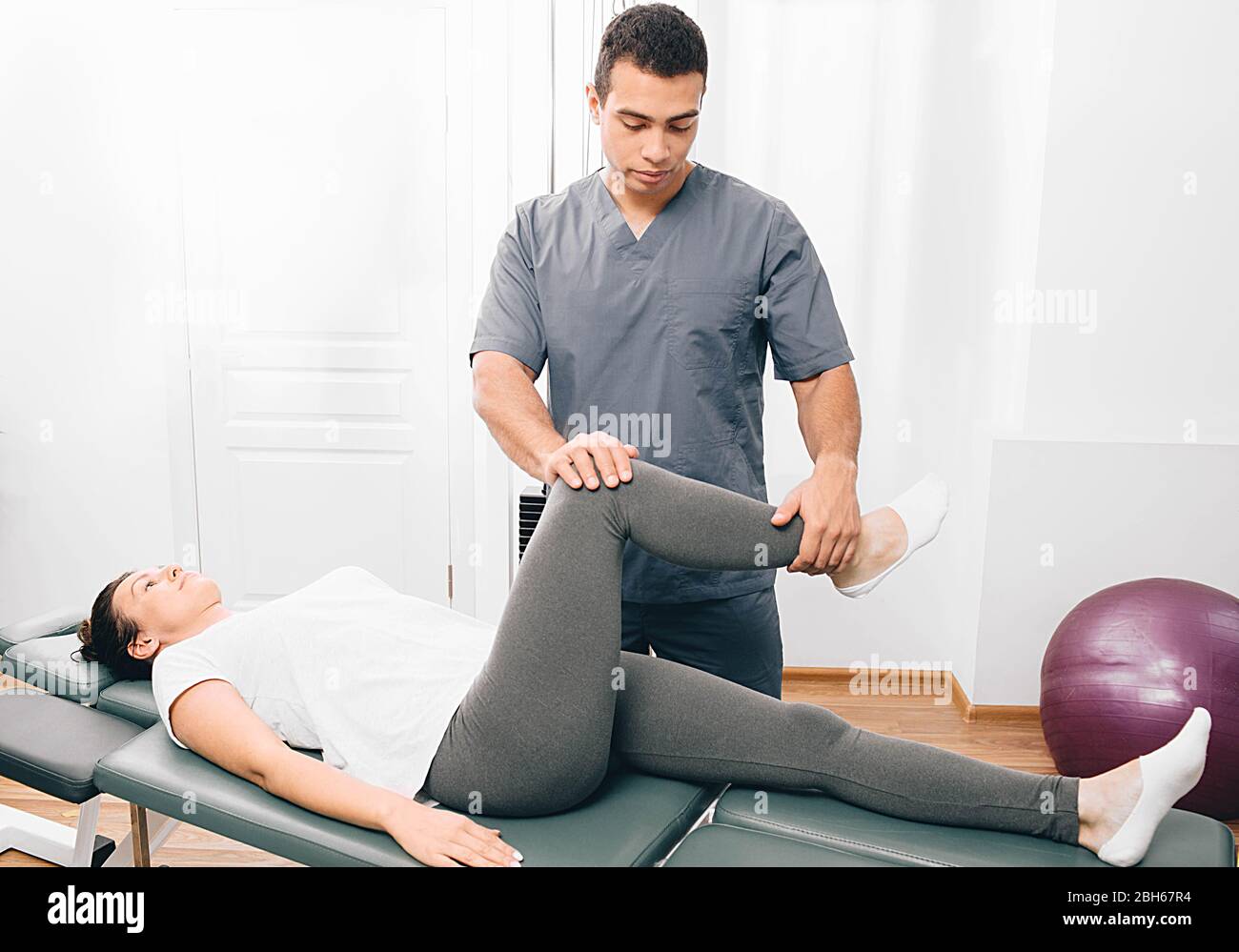 Physiotherapy hip hi-res stock photography and images - Alamy
