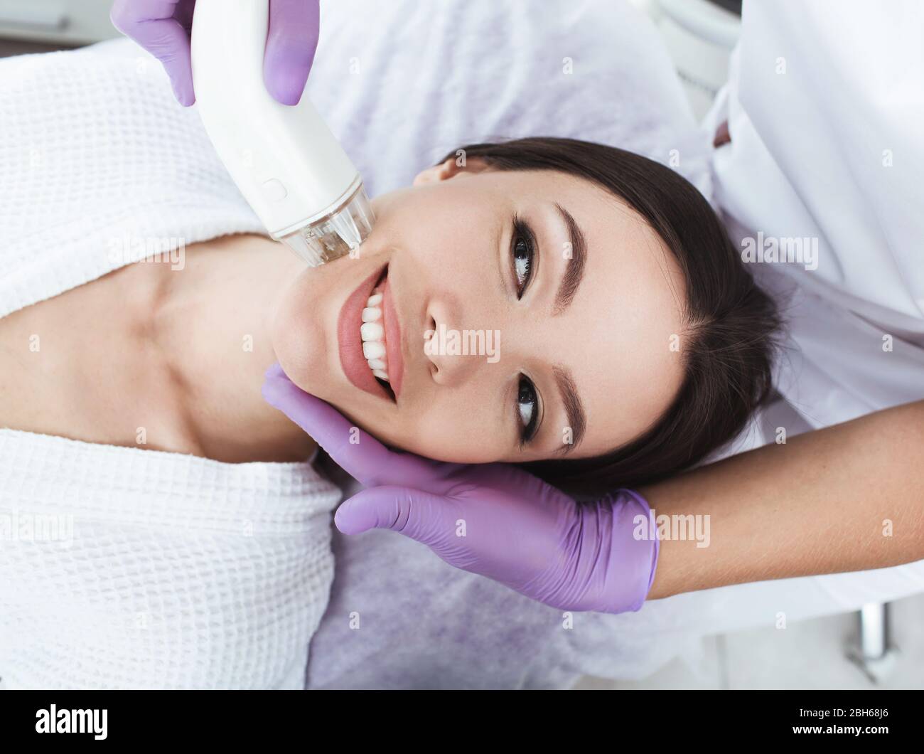 Woman in beauty salon gets hi-res stock photography and images - Alamy