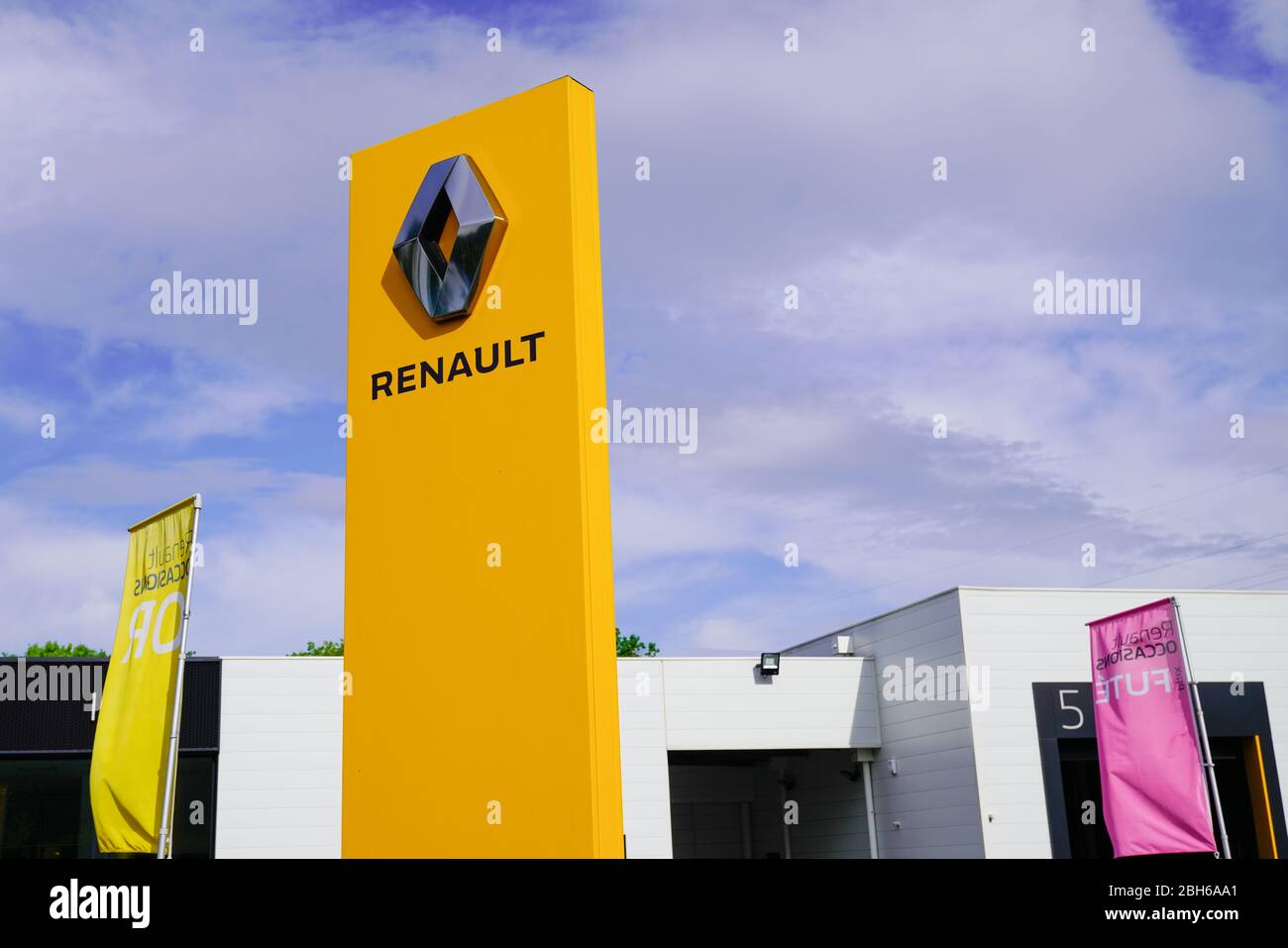 Renault badge shop store hi-res stock photography and images - Alamy