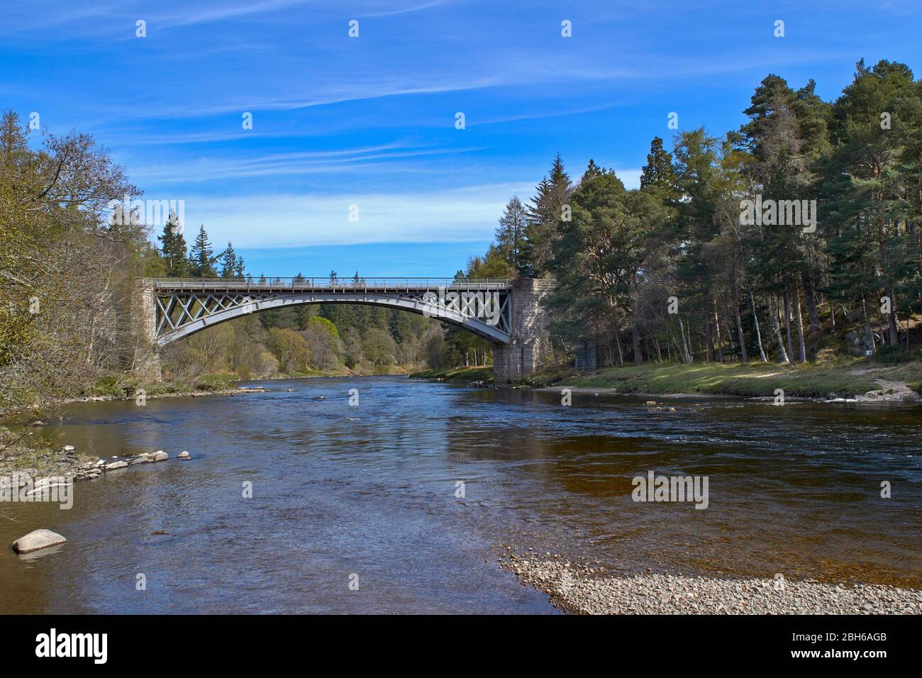 CARRON BRIDGE SPEYSIDE WAY MORAY SCOTLAND RAILWAY AND ROAD BRIDGE OVER ...