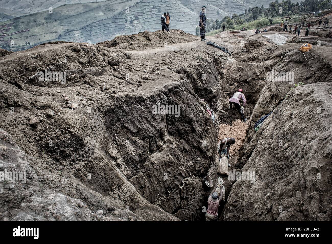 Coltan illegal mining in Democratic Republic of Congo Stock Photo - Alamy