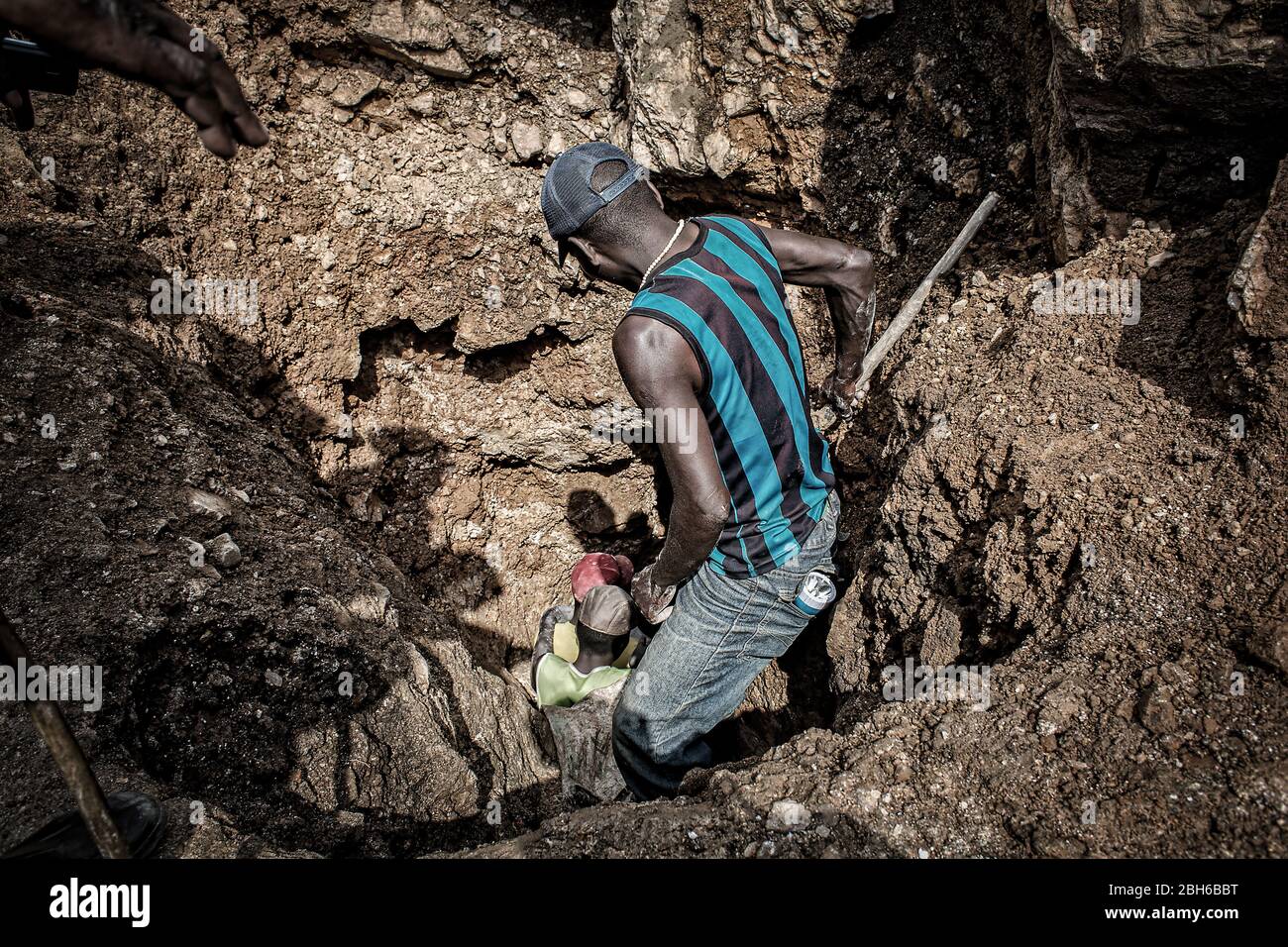 Coltan illegal mining in Democratic Republic of Congo, Africa. Digging ...