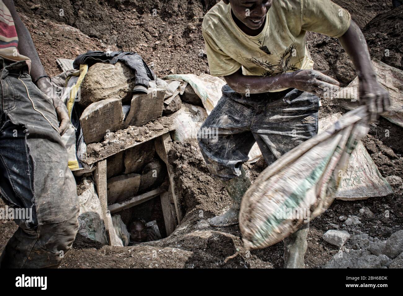 Coltan illegal mining in Democratic Republic of Congo Stock Photo - Alamy
