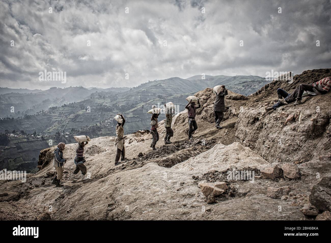 Coltan illegal mining in Democratic Republic of Congo. Miners carrying ...