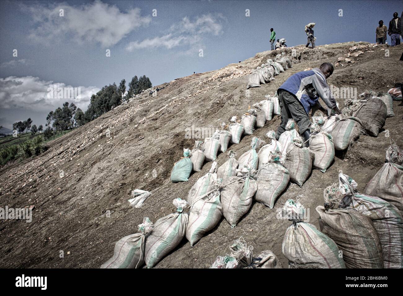 Coltan illegal mining in Democratic Republic of Congo Stock Photo - Alamy Coltan illegal mining in Democratic Republic of Congo Stock Photo - Alamy