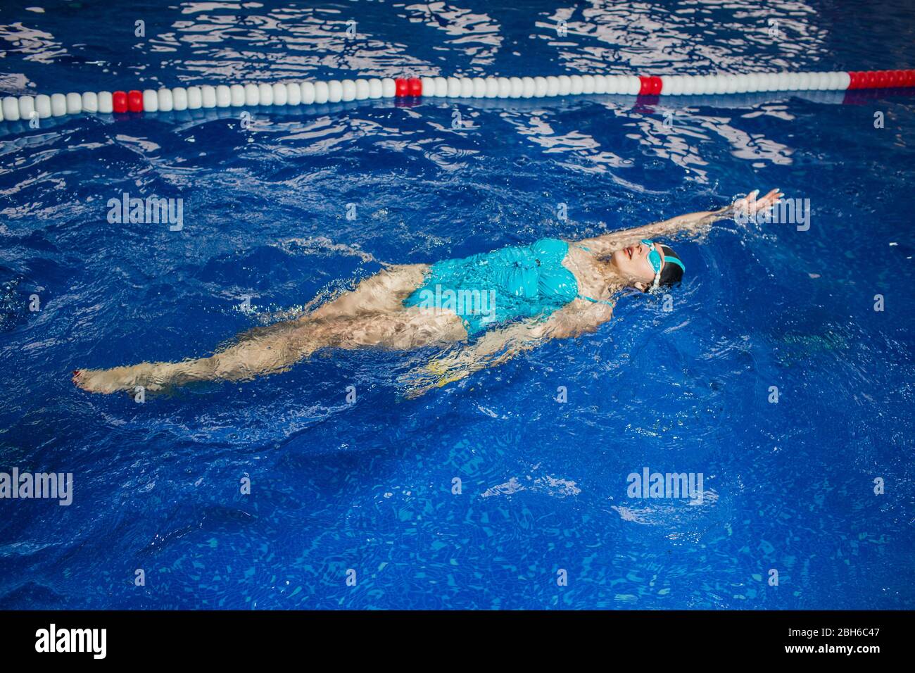 Women diving into a swimming pool hi-res stock photography and images ...