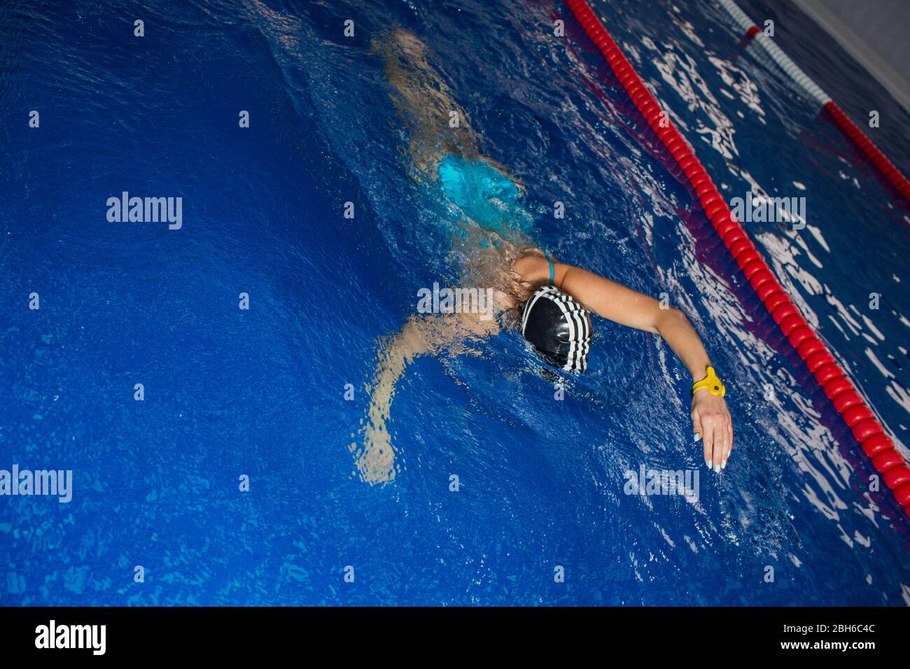 Women diving into a swimming pool hi-res stock photography and images ...