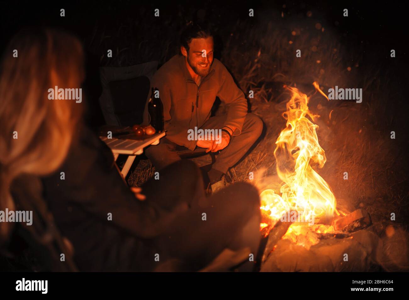 People around a bonfire hi-res stock photography and images - Alamy