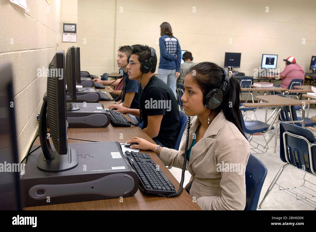 Teens using computers in computer lab hi-res stock photography and ...