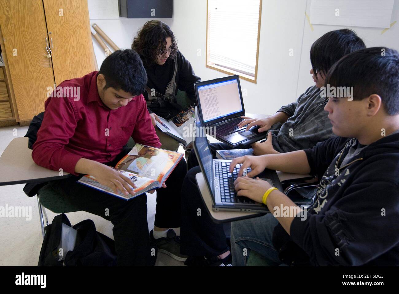 University students collaborating usa hi-res stock photography and ...