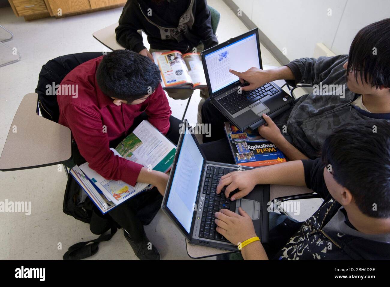 University students collaborating usa hi-res stock photography and ...