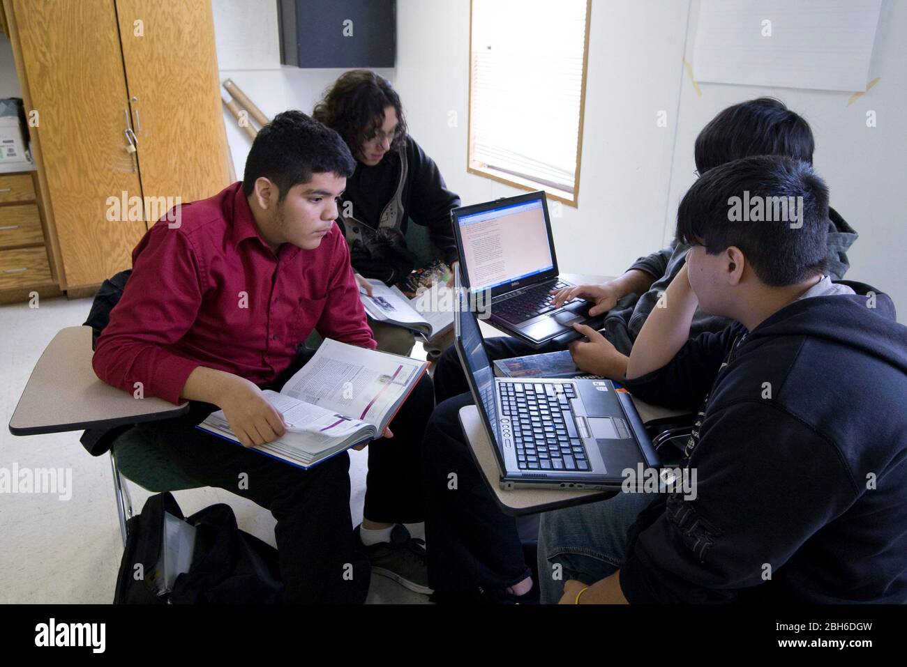 University students collaborating usa hi-res stock photography and ...