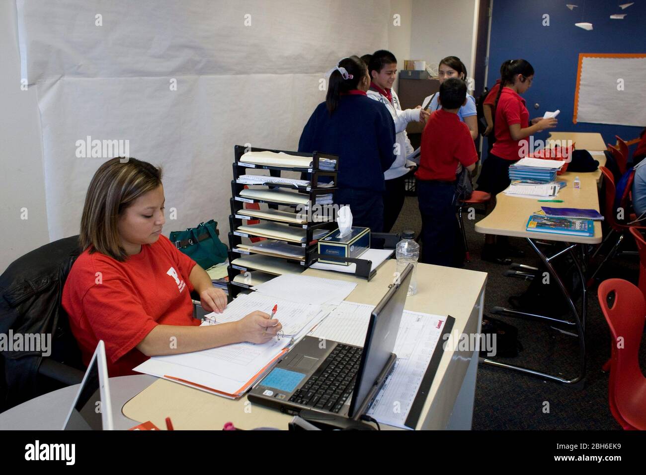 Aide student classroom hi-res stock photography and images - Alamy