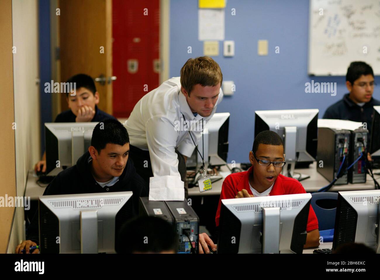 Middle school students using computers hi-res stock photography and ...