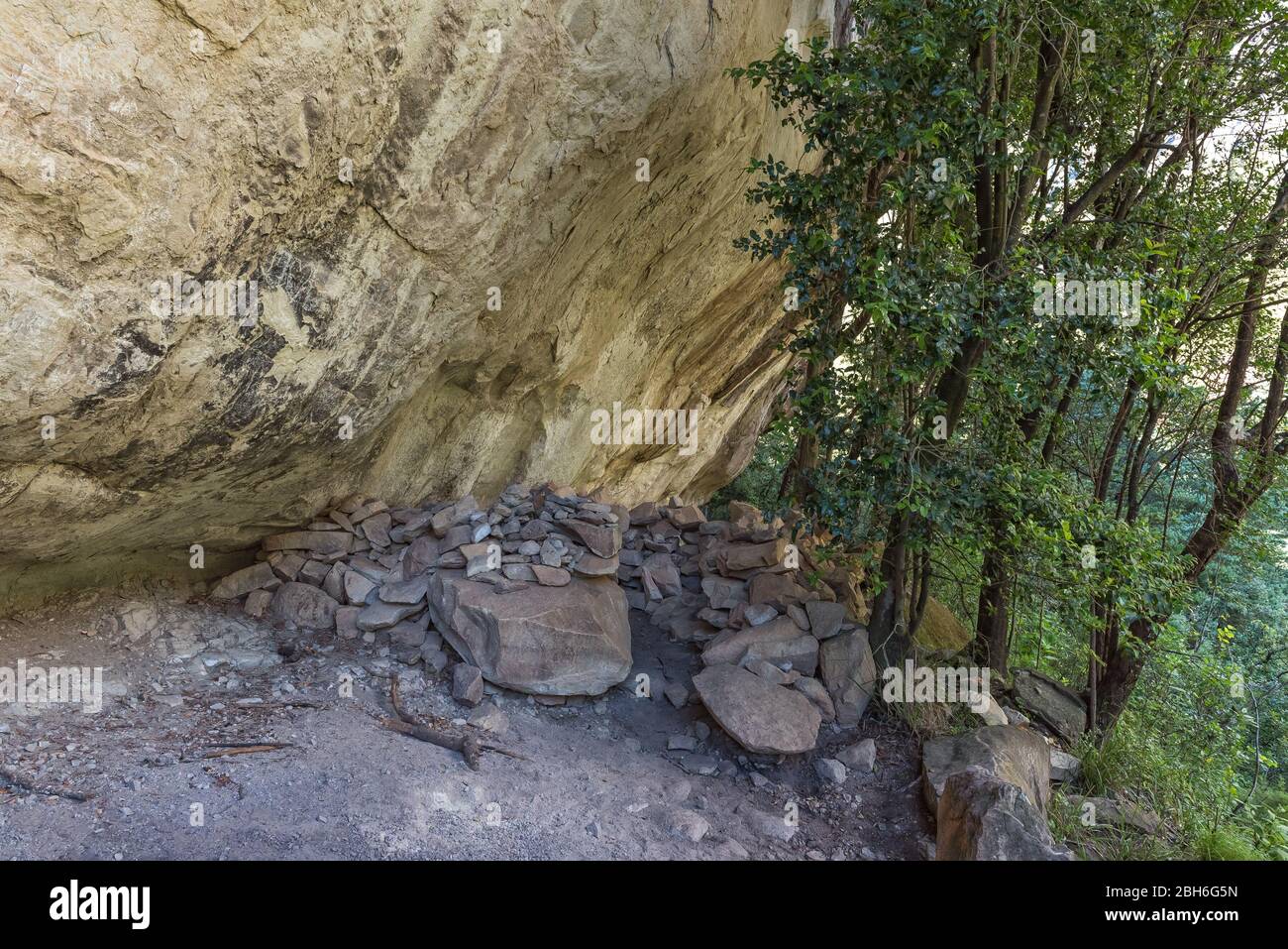 The Tugela Tunnel Cave above the Tugela Gorge in the Drakensberg Stock ...