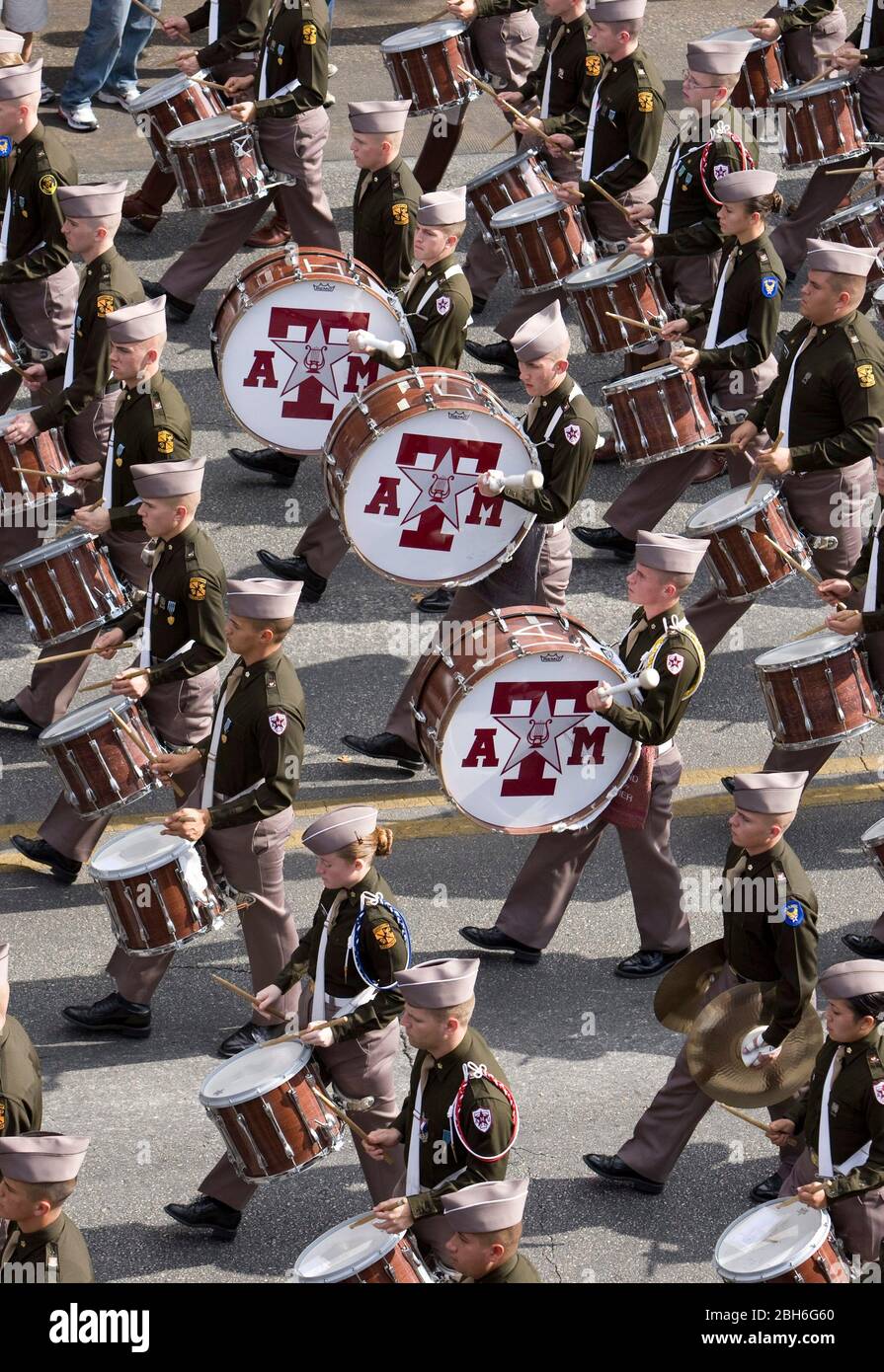 College marching band formation hi-res stock photography and images - Alamy
