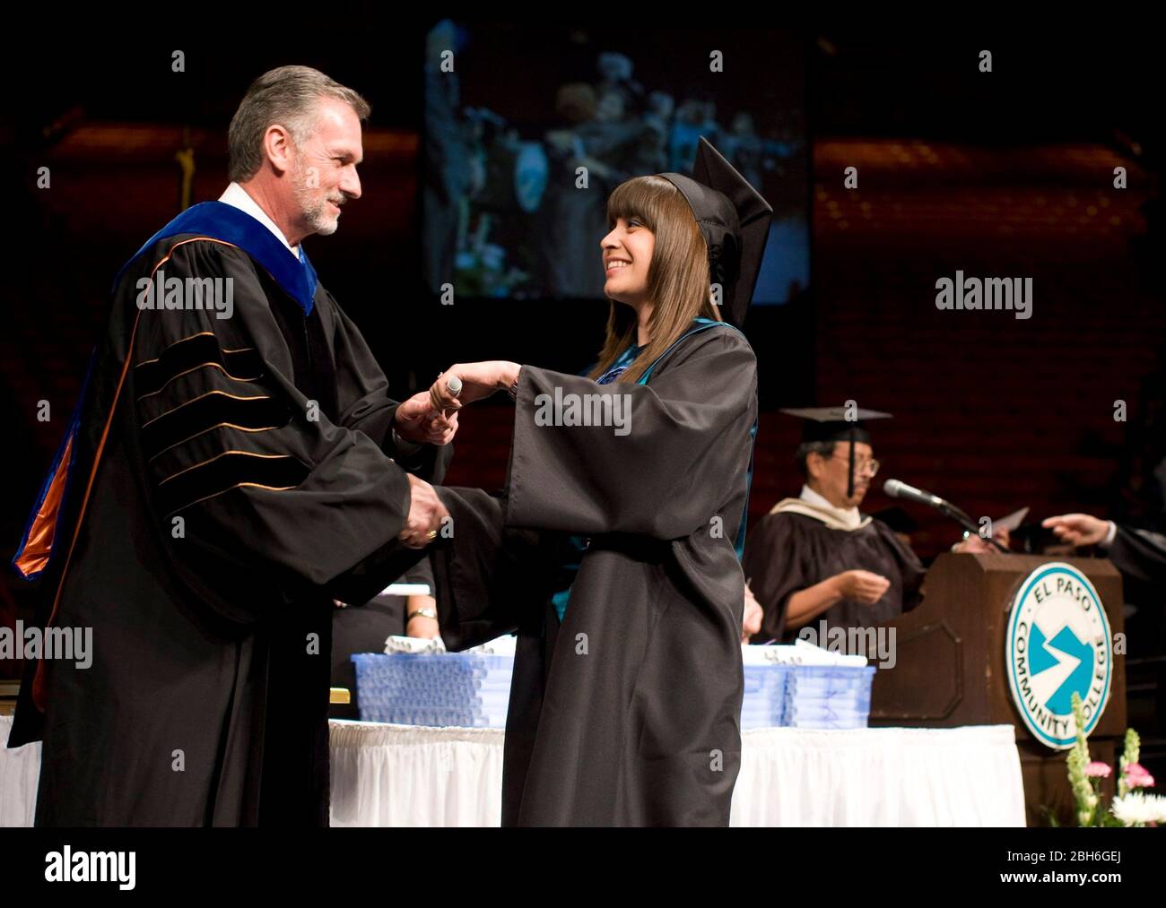 Woman receiving diploma hi-res stock photography and images - Alamy