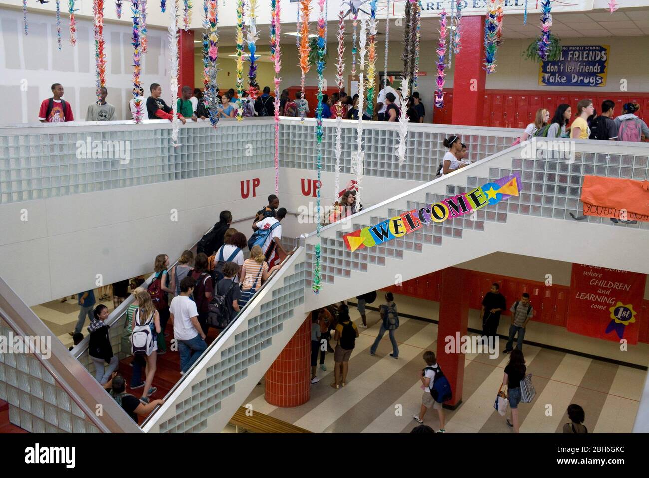High school hallway crowded High Resolution Stock Photography and ...