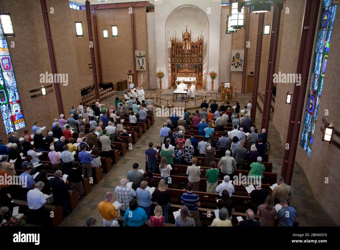 Full pews hi-res stock photography and images - Alamy