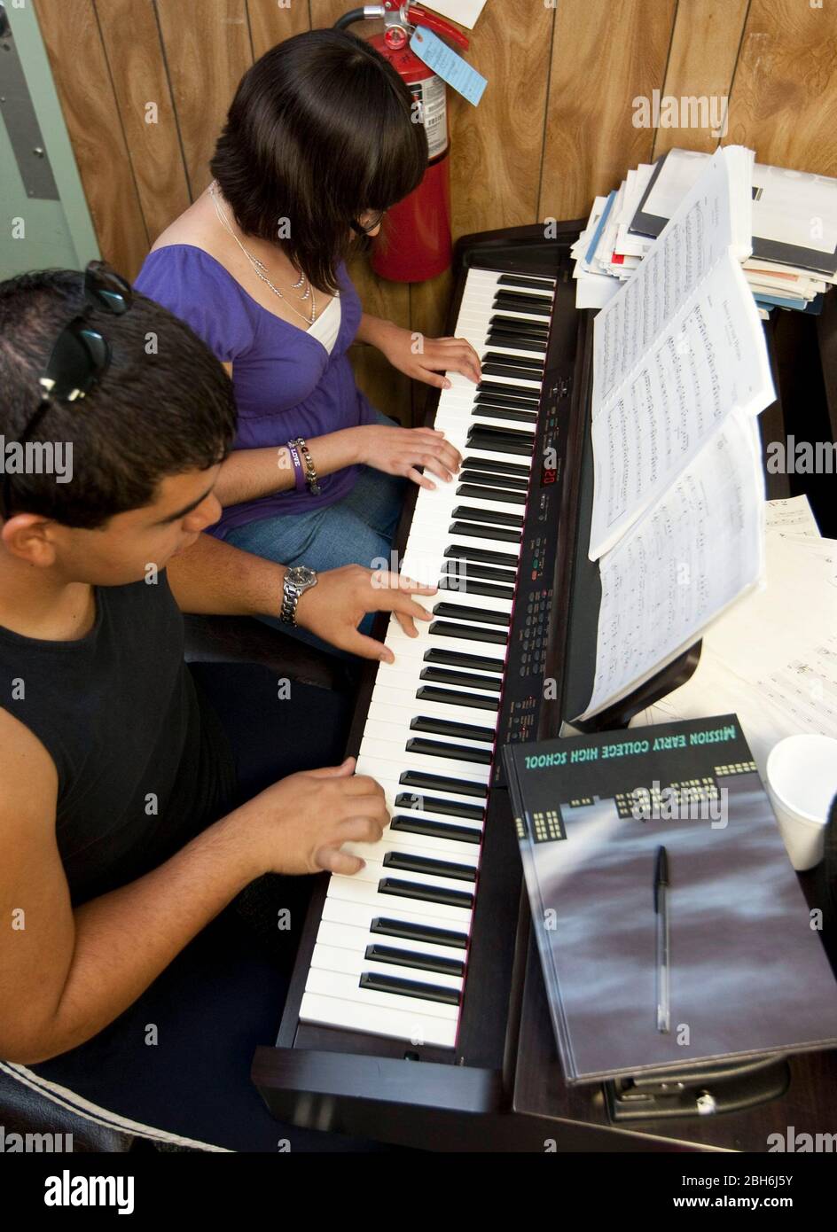 Teen students collaborating classroom hi-res stock photography and ...