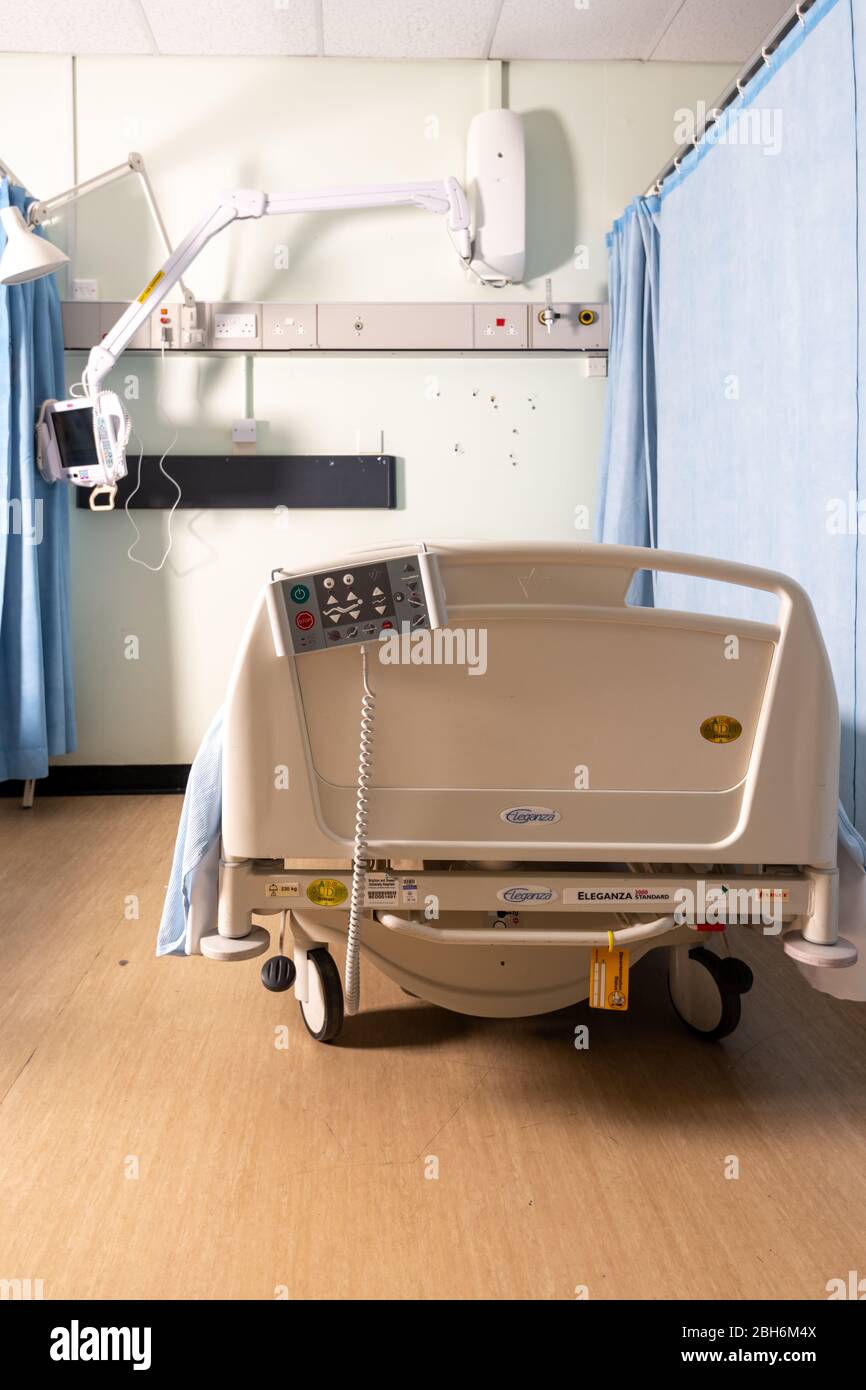 An empty hospital bed in a hospital ward Stock Photo - Alamy
