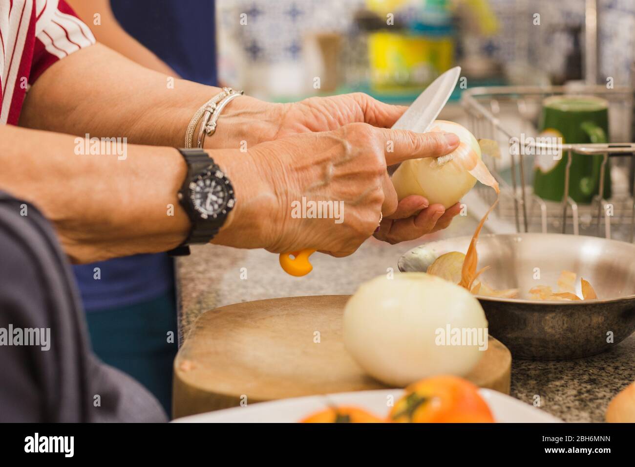 Peeling the onion hi-res stock photography and images - Alamy