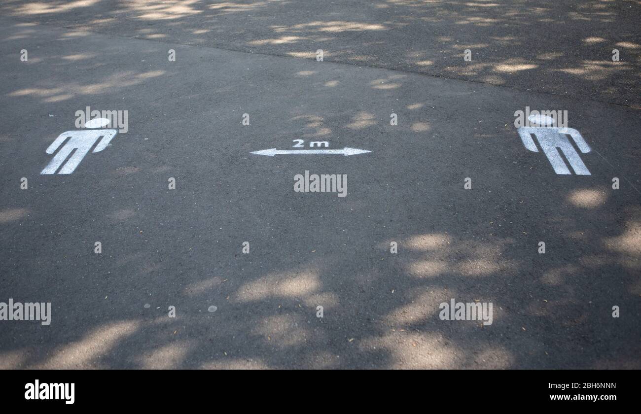 2 metre social distancing signage Stock Photo - Alamy